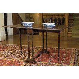 611-Mesa inglesa de alas tipo Gate-Leg. tableros rematados con moldura ...