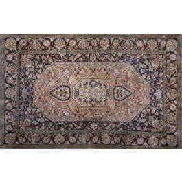 827-Alfombra persa en seda y lana con decoraicón vegetal sobre campo ...