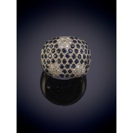 568-ELEGANTE SORTIJA ANCHA CON FRENTE DECORADO POR BRILLANTES Y ZAFIROS ...