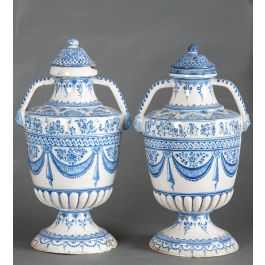 1172-Pareja de jarrones en cerámica española esmaltada blanca y azul ...