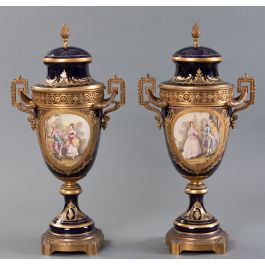 1052-Elegante pareja de jarrones con tapa, en porcelana Sèvres sobre ...
