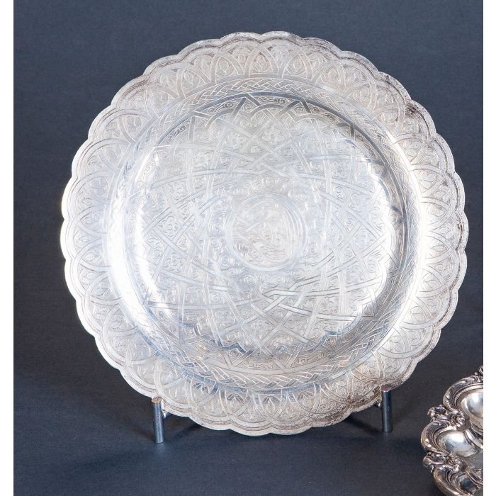 685-Bandejita en plata egipcia punzonada de perfil ondulado. Decoración ...