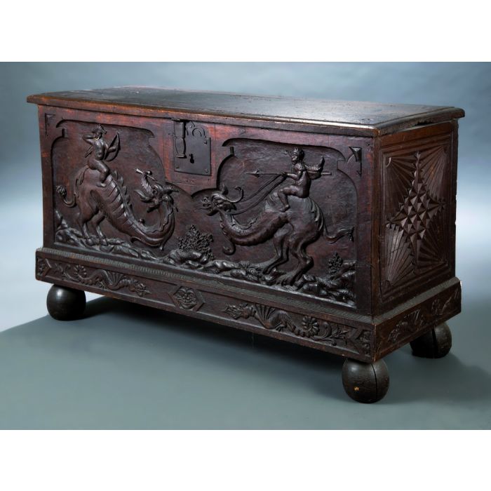 46-Antiguo arcón vasco con clásica decoración geométrica y motivos ...