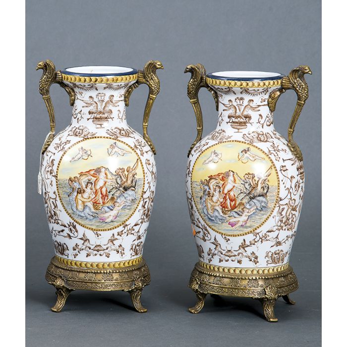 931-Pareja de jarrones en loza italiana esmaltada con la representación ...