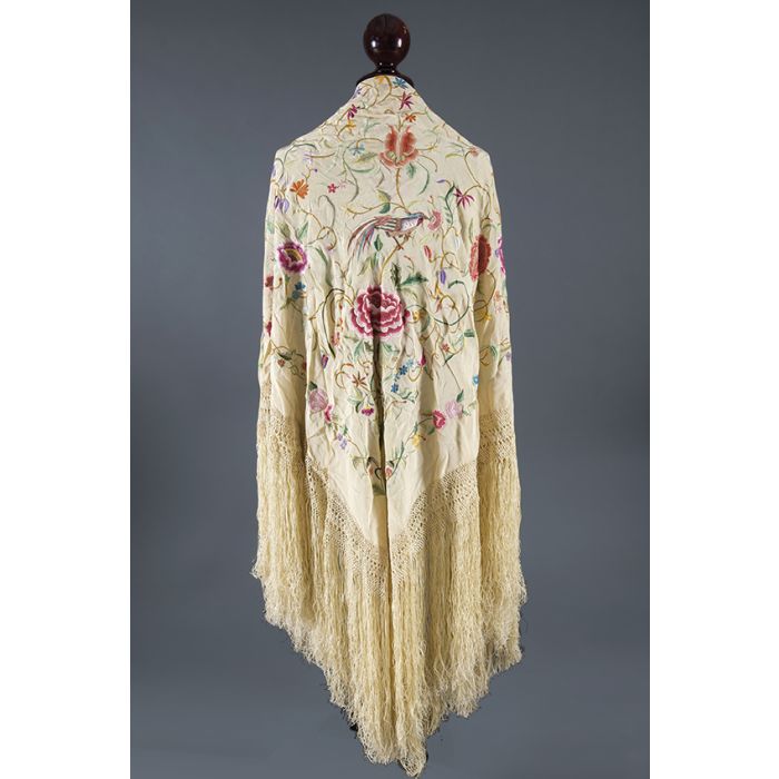 844-Mantón de Manila en seda amarilla con bordados de aves y peonías ...