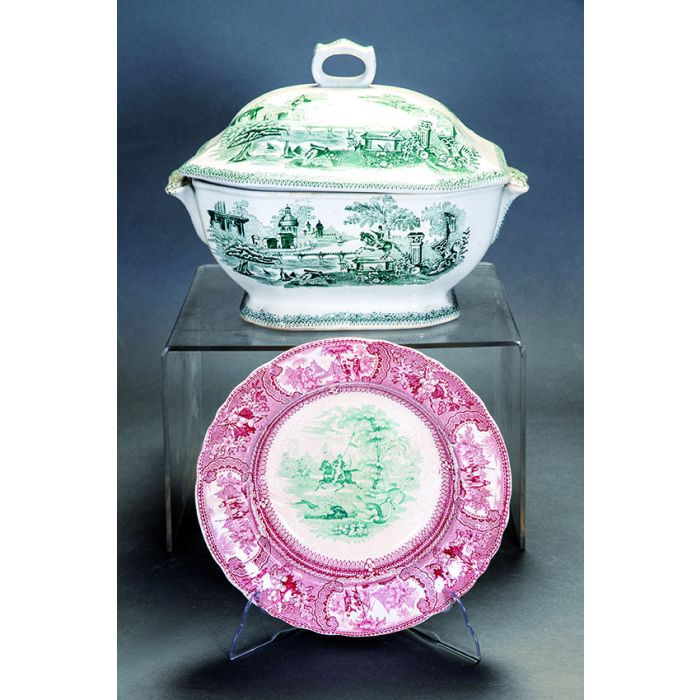 946-Lote en loza francesa e italiana antiguas formado por dos platos y ...