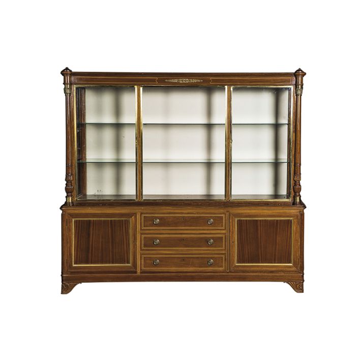 784-Vitrina estilo neoclásico en madera tallada con decoración de filos ...