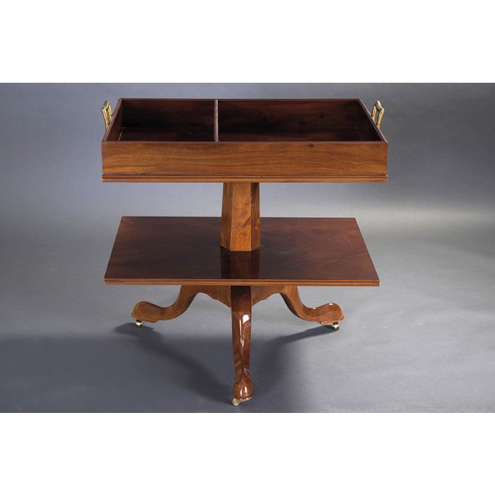 804-Mueble bar estilo inglés en caoba. Sobre patas de rueda. Con fuste ...