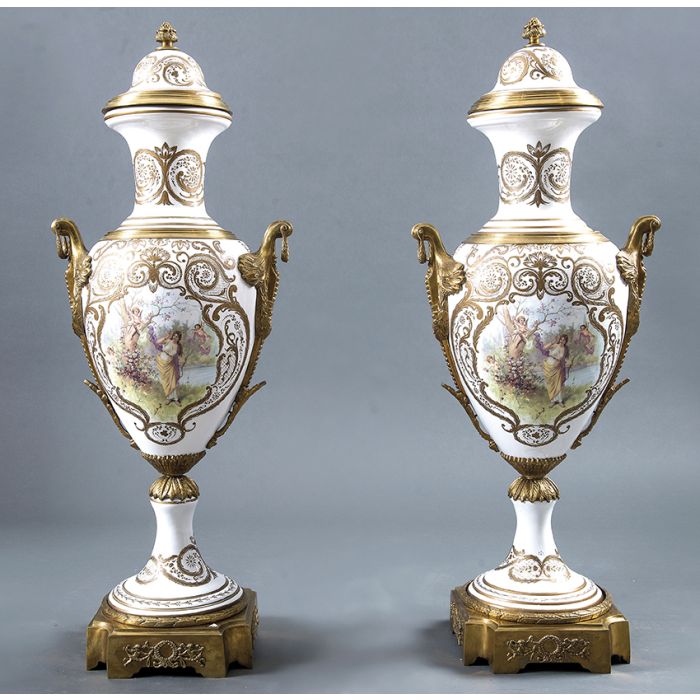 1149-Pareja de jarrones con tapa en porcelana esmaltada estilo Sevres ...