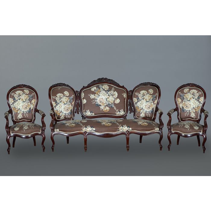 471-Tresillo isabelino en madera de caoba. s. XIX. Con copete tallado ...