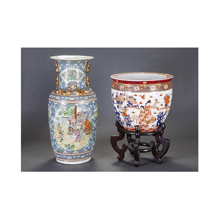 869-Pecera en porcelana china con decoración en flores. figuras e ...