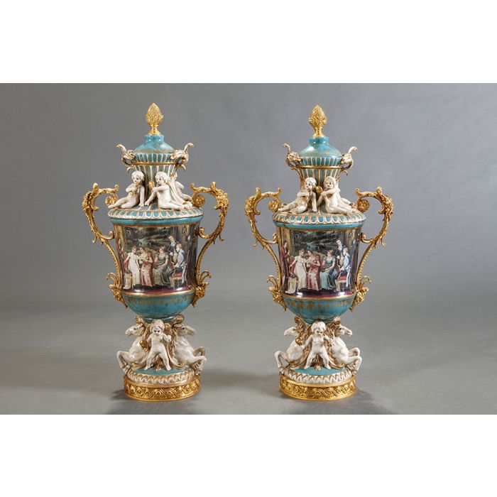 1083-Pareja de jarrones con tapa en porcelana tipo Sévres. Decoración ...