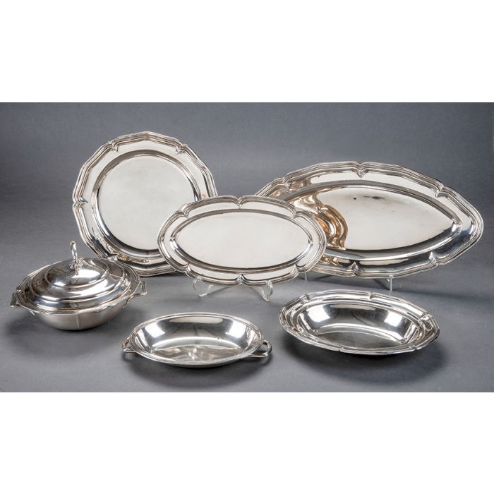 541-Vajilla ingletada en plata española punzonada formada por: fuente ...