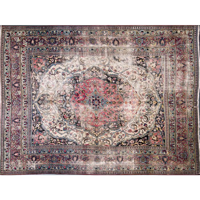 1098-Alfombra persa en lana con profusa decoración vegetal sobre campo ...