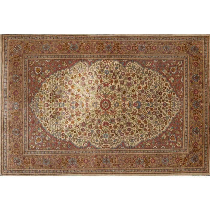 588-Alfombra persa en seda natural sobre campo beige y cenefa en rosa ...