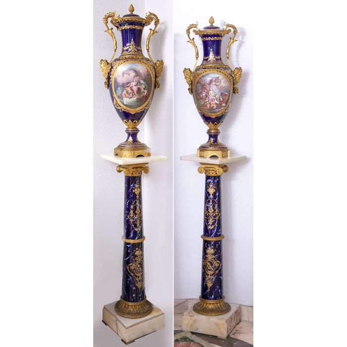 812-Pareja de grandes jarrones con tapa en porcelana de Sèvres azul ...