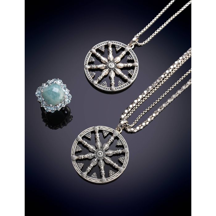 1014-CONJUNTO COMPUESTO POR DOS COLGANTES EN FORMA DE BRÚJULA FIRMADOS ...