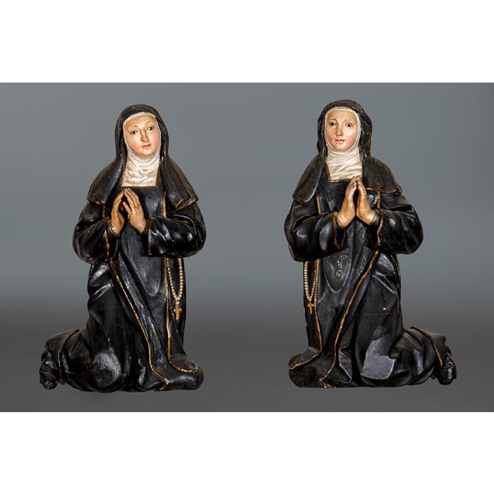 522-Pareja de altorelieves en madera tallada y policromada de monjas en ...