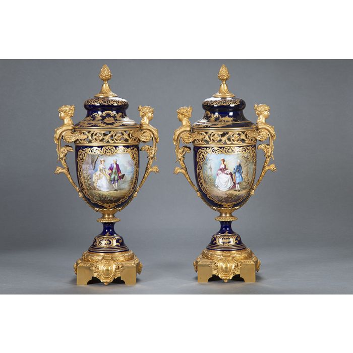 820-Exquisita pareja de jarrones con tapa en porcelana de Sevres ...