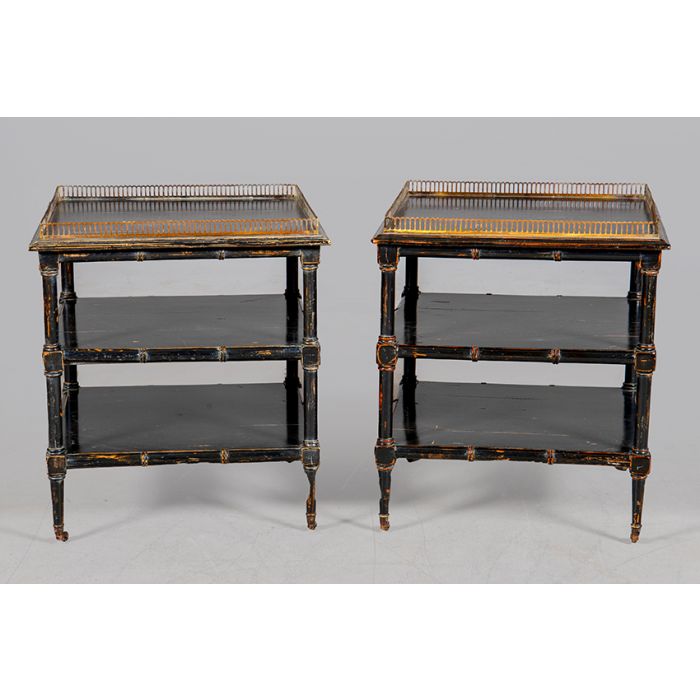 1056-Pareja de mesitas auxiliares en madera tallada simulando bambú y ...