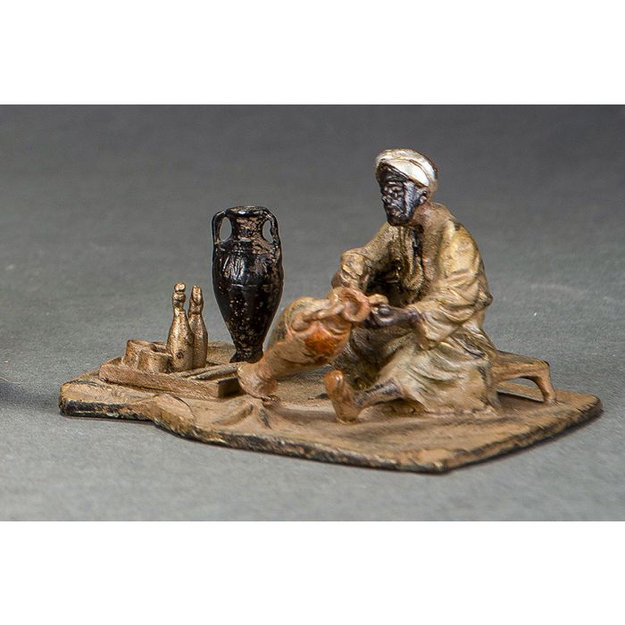 1006-FRANZ XAVER BERGMAN (1861-1936) Alfarero árabe Escultura en bronce ...