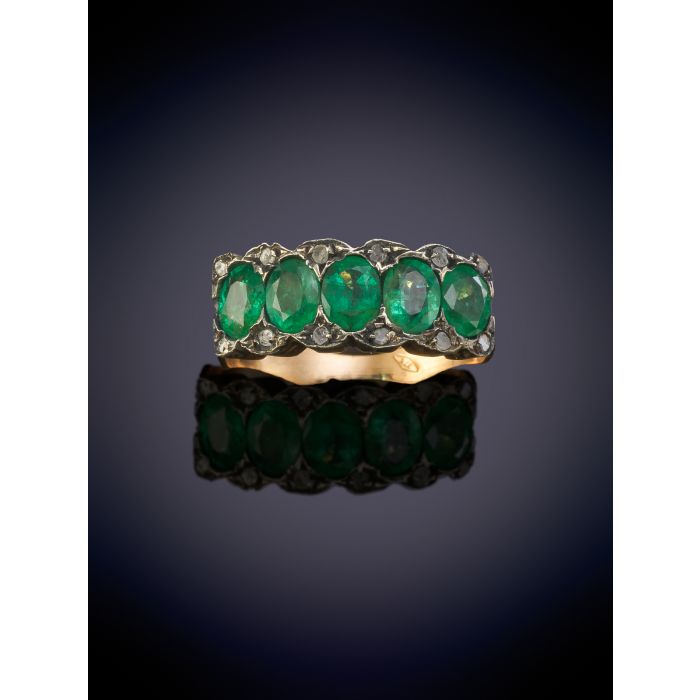 253-ELEGANTE CINQUILLO DE ESMERALDAS TALLA OVAL Y BRILLANTES sobre una ...