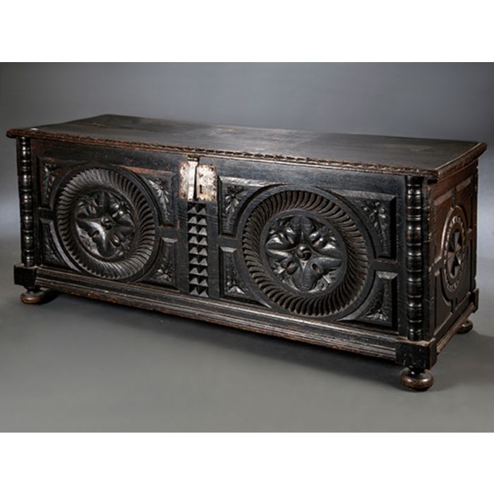 2294-Arcón asturiano antiguo con medallones tallados en el frente y en ...
