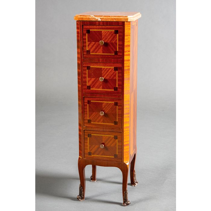 1221-Mueble auxiliar con cuatro cajones en el frente. En madera con ...