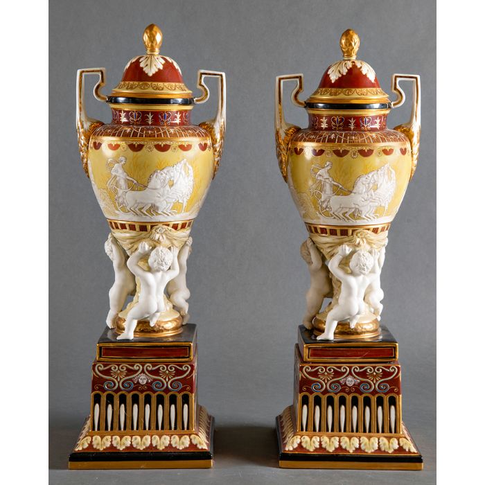 891-Pareja de jarrones clásicos con tapa en porcelana centroeuropea con ...