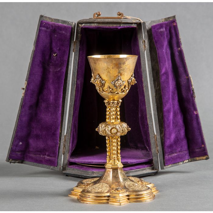 733-Exquisito cáliz de estilo neogótico, s. XIX, en plata sobredorada ...