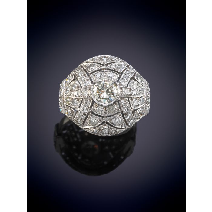 767-BELLA SORTIJA ANTIGUA DE BRILLANTE sobre una montura bombe con un ...