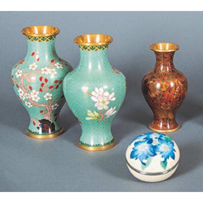 2100-Lote formado por tres jarrones estilo oriental en esmalte ...