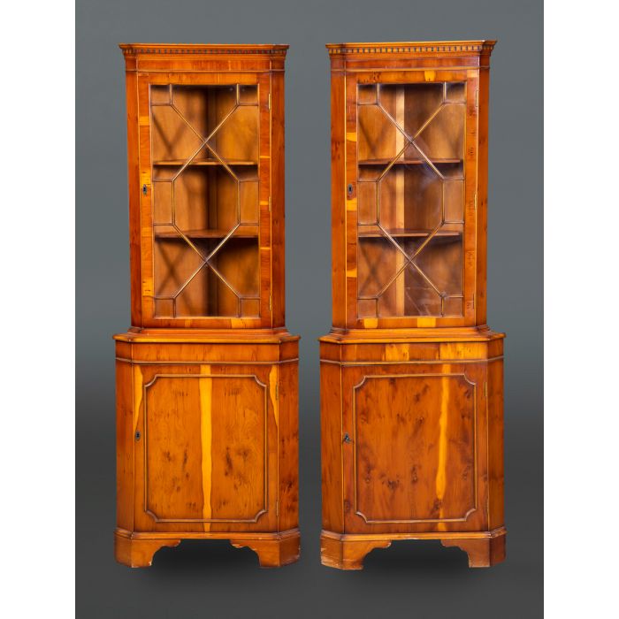 1219-Pareja de esquineras en madera tallada con parte superior ...