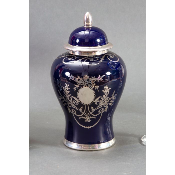 1129-Jarrón con tapa en porcelana vidriada azul cobalto con motivos ...