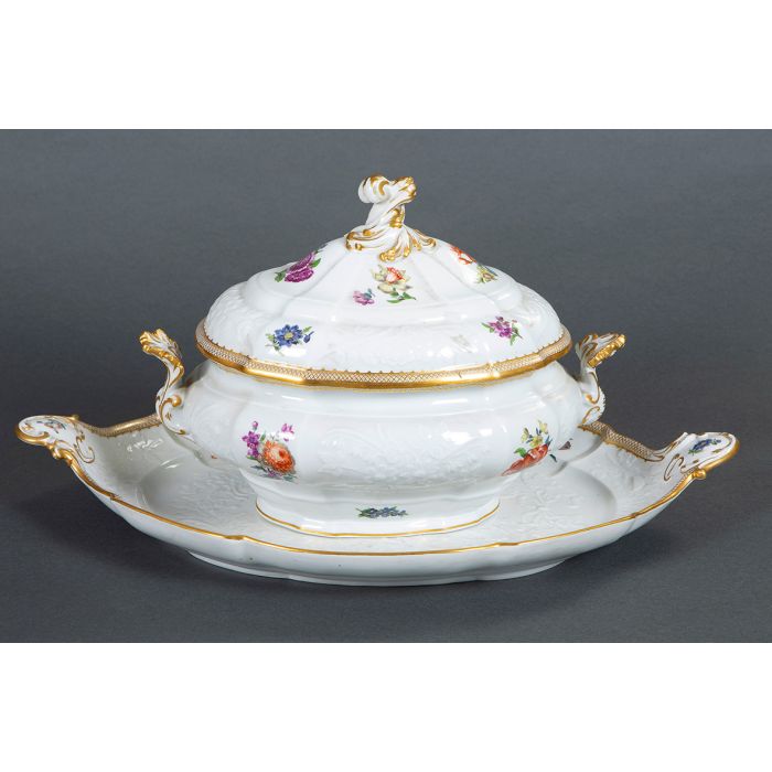 528-Sopera y bandeja en porcelana de Meissen con decoración de flores. Con marcas. Tapa ...