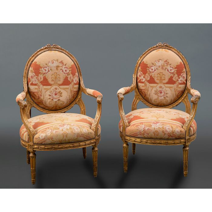 499-Elegante pareja de butacas estilo Luis XVI en madera tallada y ...