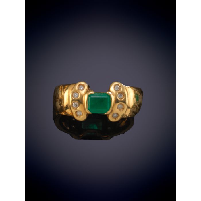 278-BELLA SORTIJA CON UNA ESMERALDA FLANQUEADA POR CUATRO BRILLANTES A ...