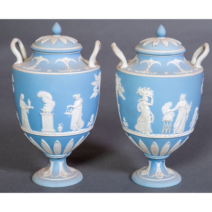 397-Pareja de jarrones con tapa en cerámica de Wedgwood, s. XIX ...