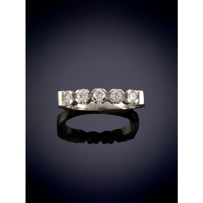 129-ELEGANTE CINQUILLO DE BRILLANTES MONTADOS EN GARRAS sobre una ...