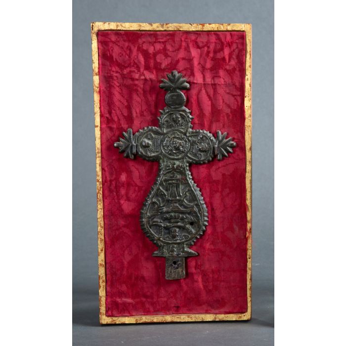 745-Cruz medieval en hierro, enmarcada en damasco rojo y perfiles en ...