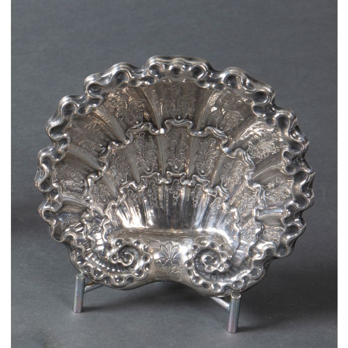1067-Gran concha bautismal en plata española punzonada con decoración ...