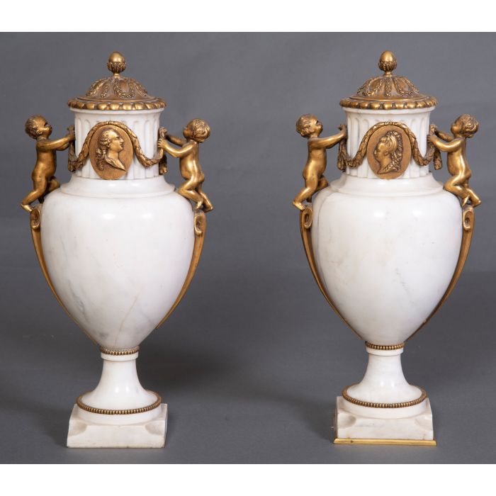 796-Pareja de jarrones estilo Luis XVI, Francia, finales s. XIX. En ...