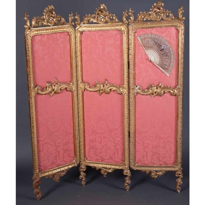 945-Biombo de tres hojas isabelino, s. XIX, en madera tallada y dorada ...