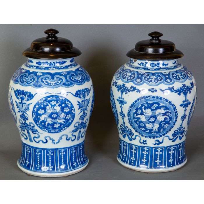 115-Pareja de jarrones "meiping" con tapa en madera, en porcelana china ...