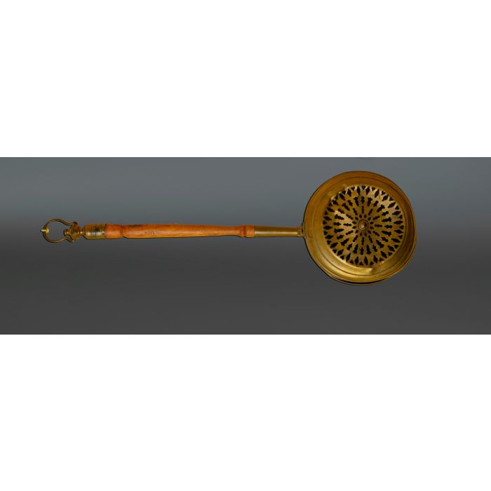 2519-Brasero de cama, S. XIX. Mango en madera de pino torneado y ...