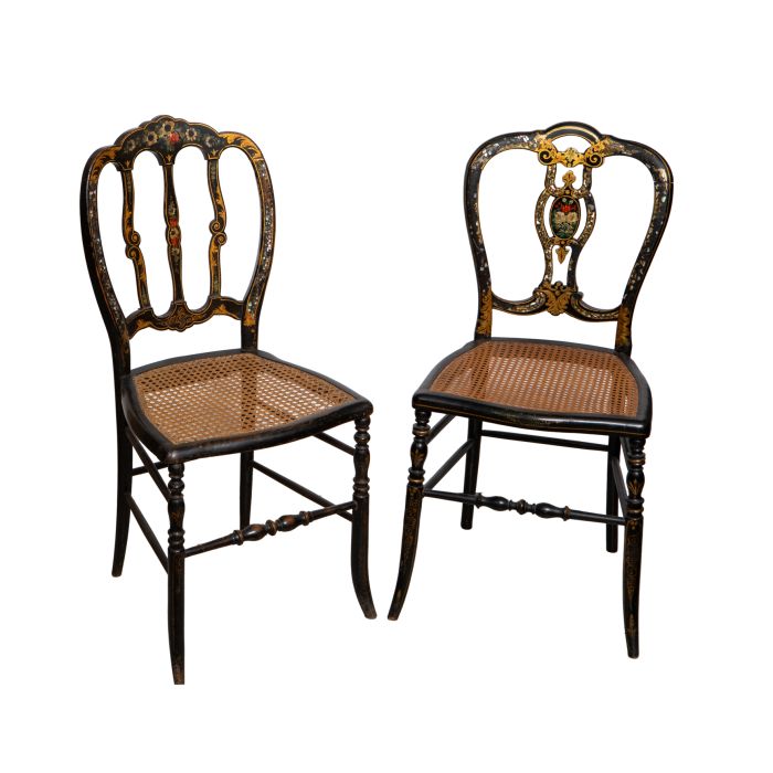 846-Pareja de sillas isabelinas en madera ebonizada con aplicaciones de ...